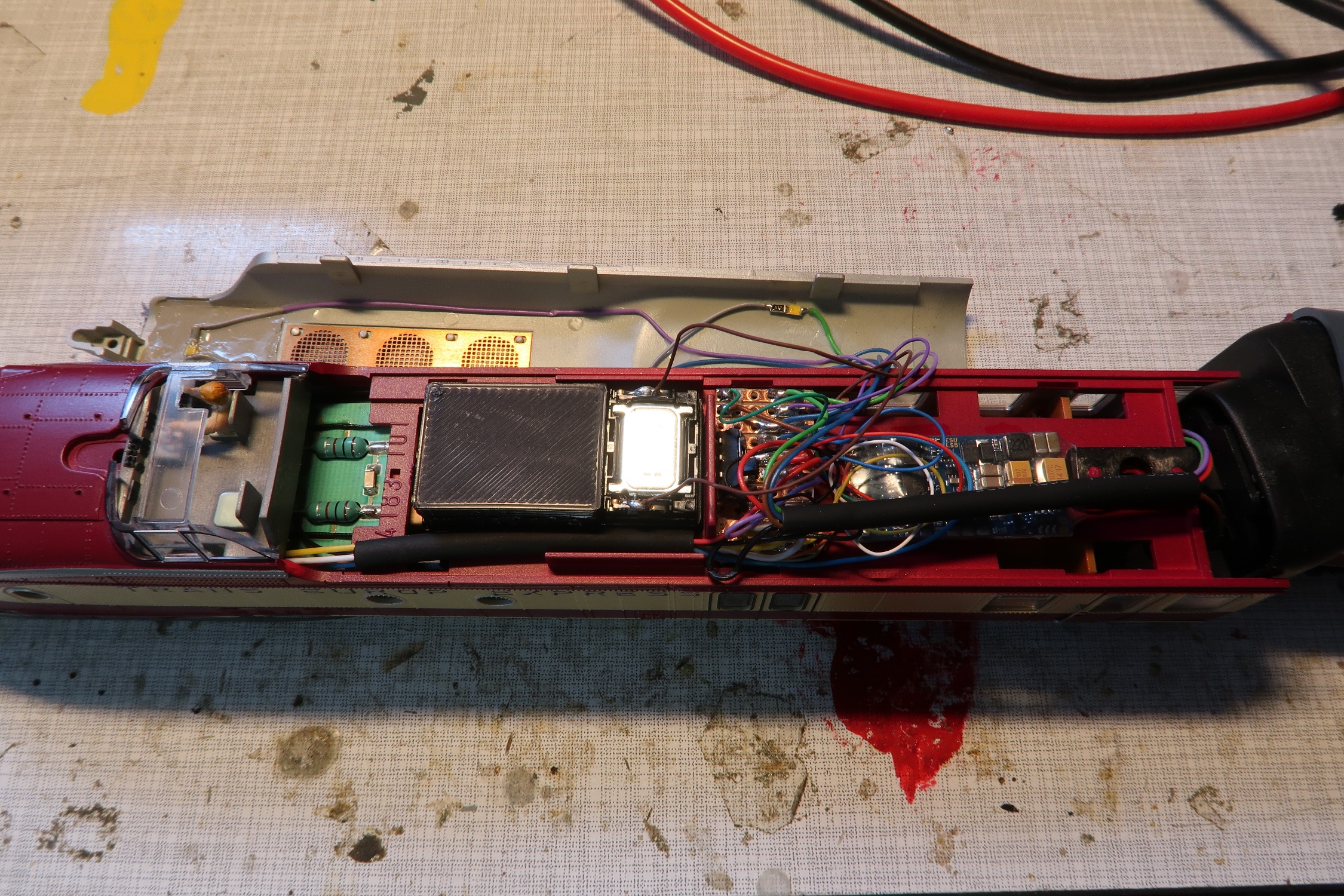 Für den nötigen Klang sorgt ein Zimo LS40X20X09 Rechteck-Lautsprecher ...