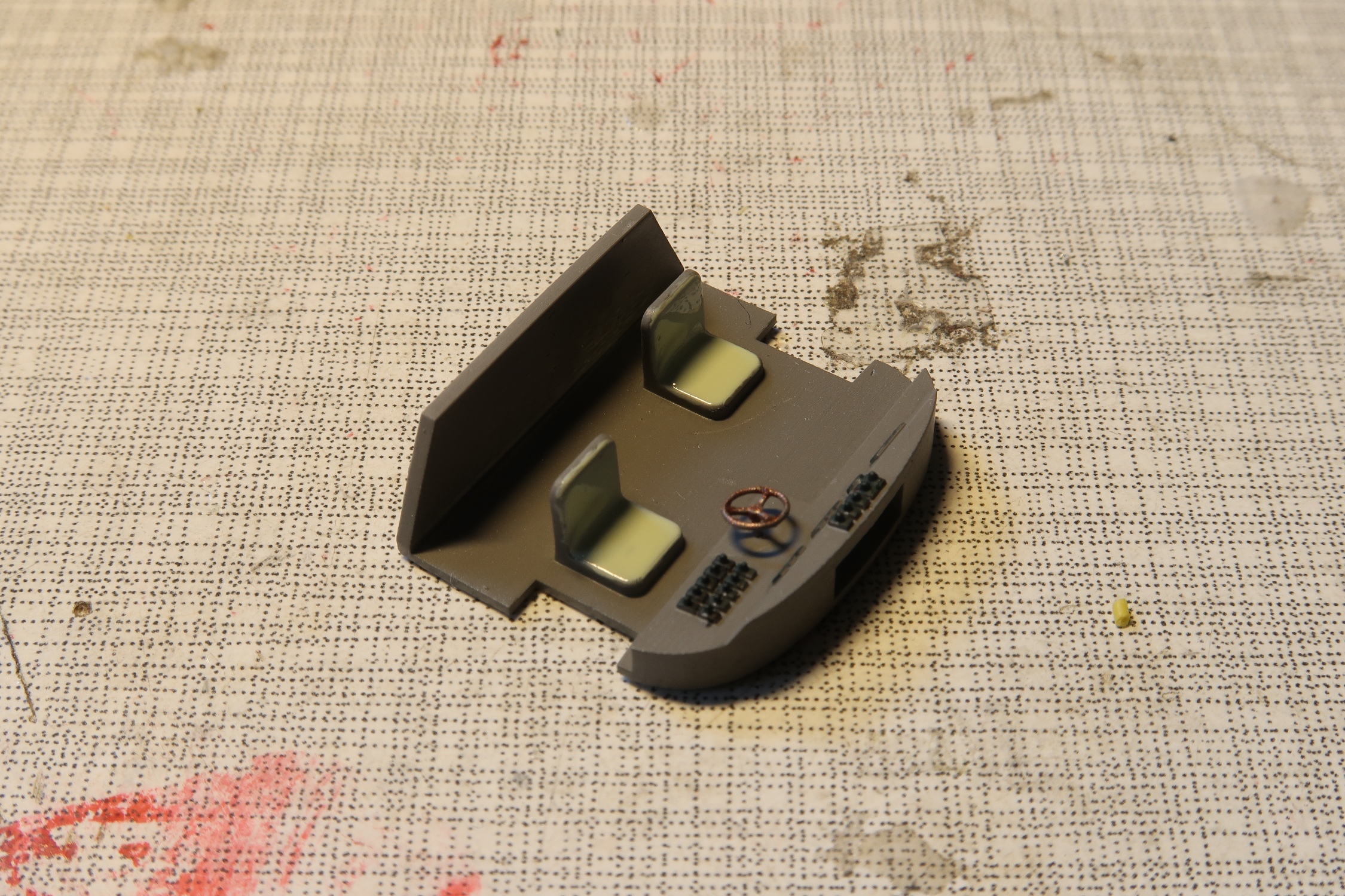 Schließlich kann der Lokführer Platz nehmen. Zuvor muss aber in der ...