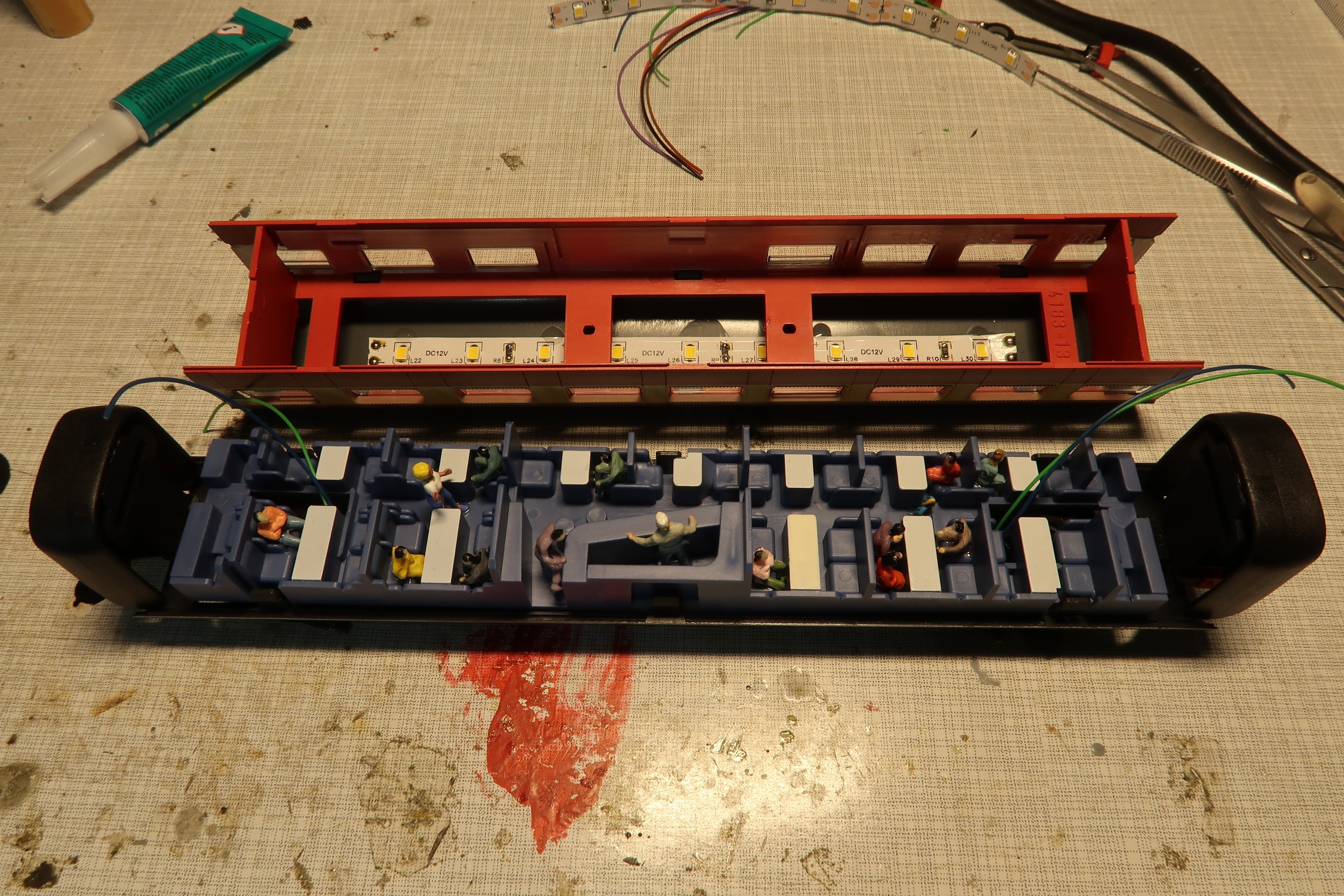 Die Anschlusslitzen werden außerhalb der Inneneinrichtung zum Dach geführt.
