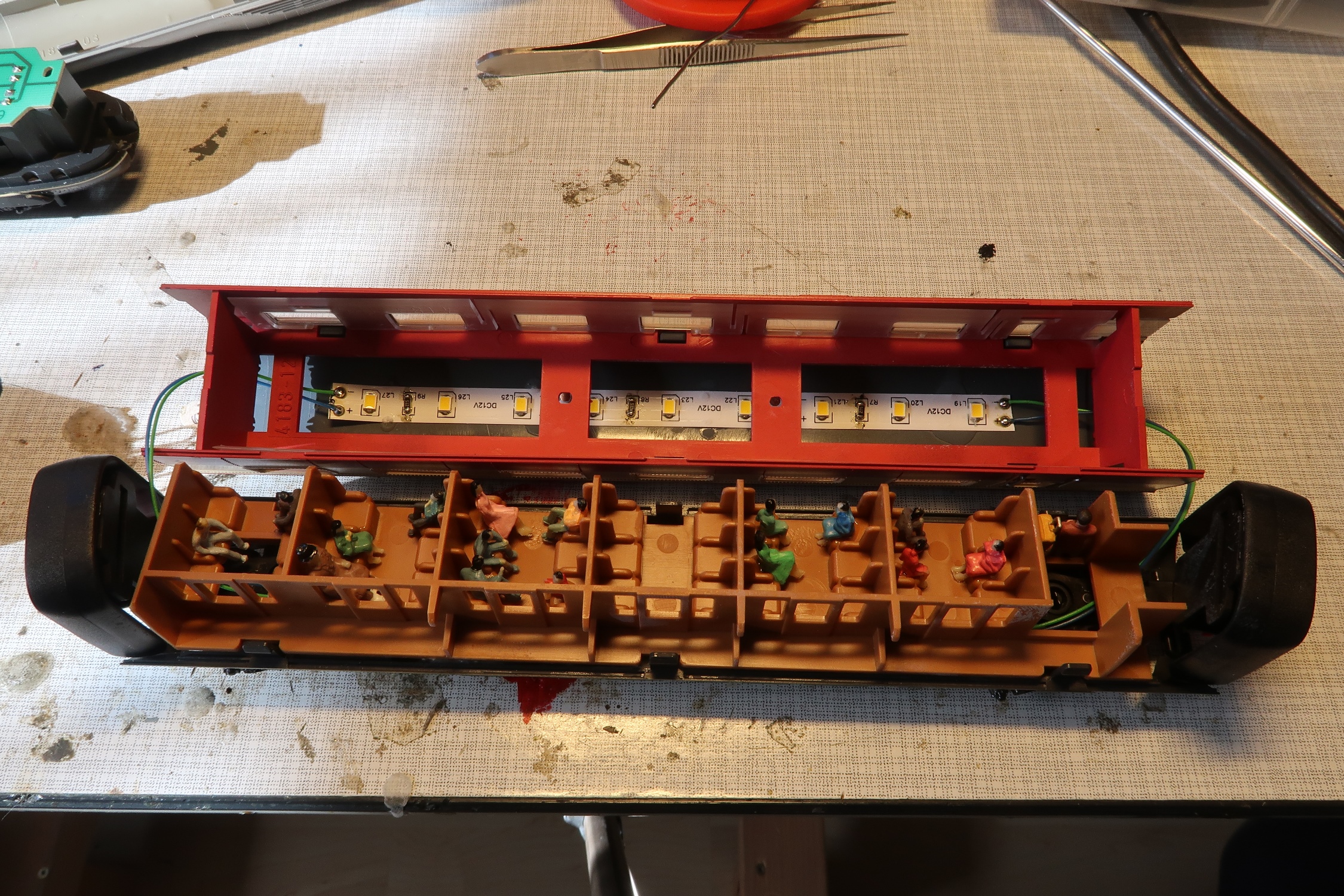 Somit bleibt die Inneneinrichtung abnehmbar und die Anschlussleitungen ...