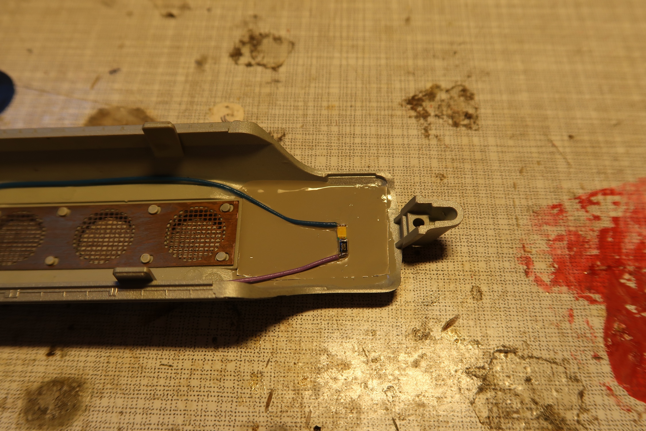 Da im hinteren Teil des Triebkopfes auch noch Sitzplätze angedeutet und ...