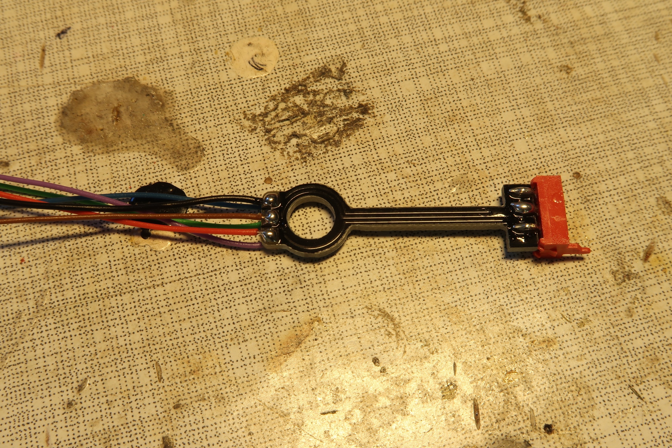 Damit der Kabelbaum genug Platz hat muss am Wagendrehgestell ein ...