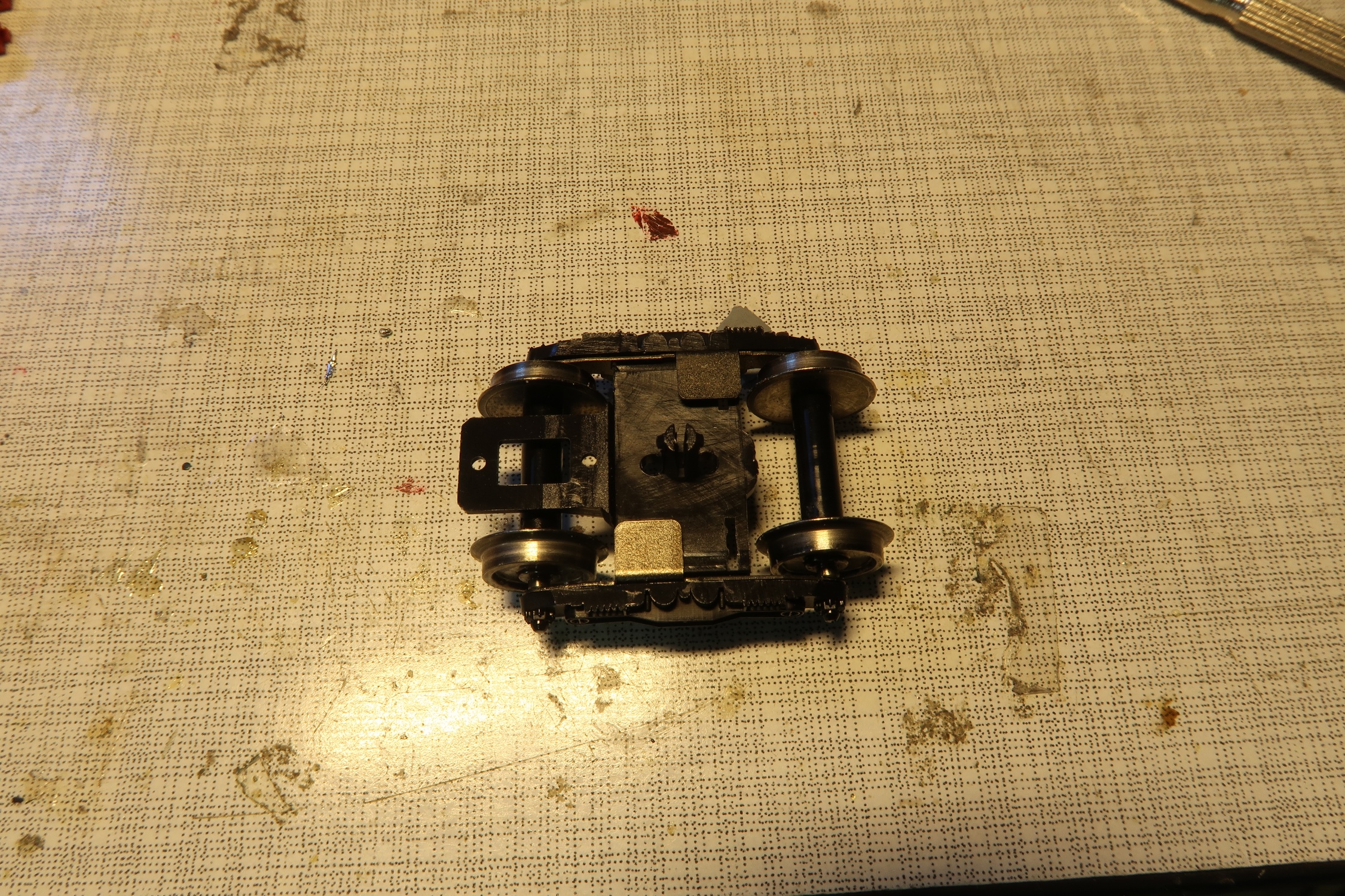 Damit der Kabelbaum genug Platz hat muss am Wagendrehgestell ein ...