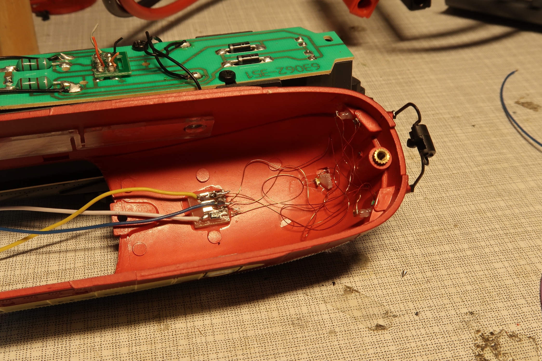 An einer Platine werden die dünnen Kupferlackdrähte aufgenommen und ...